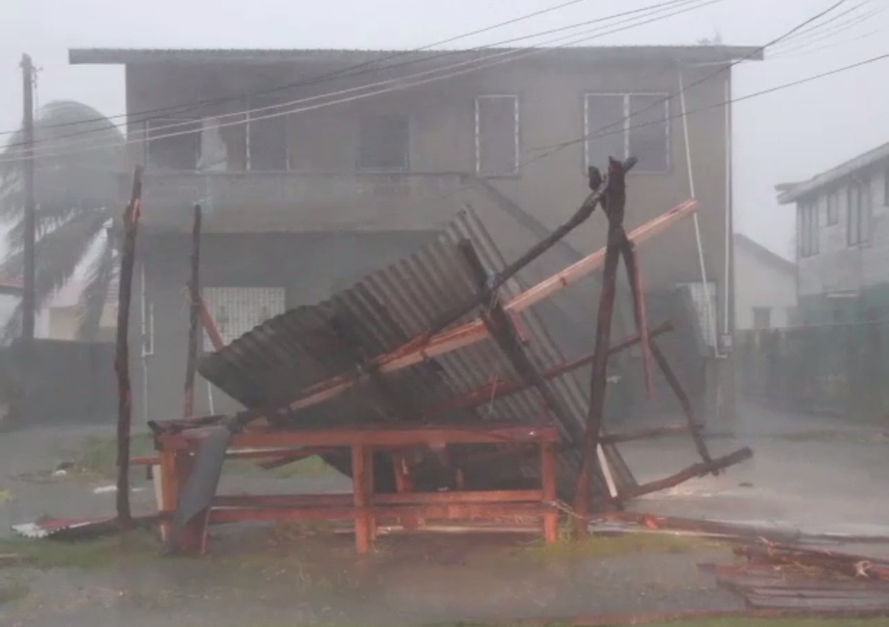 Hurricane Earl Tears through Belize City | News 5 Belize Archive